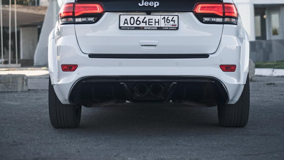 Exhaust tips in the center Renegade Design for Jeep Grand Cherokee WK2 ...